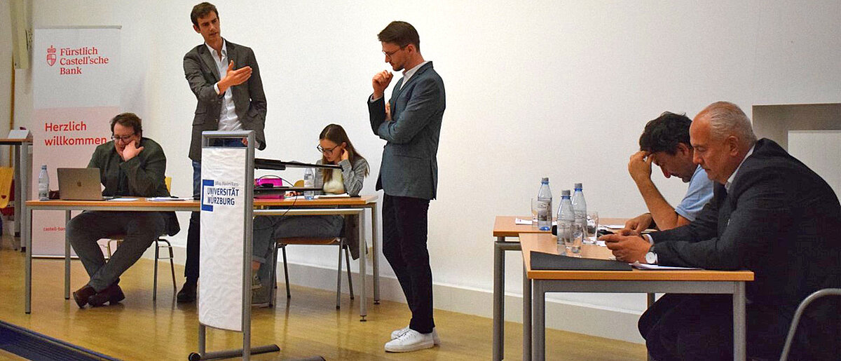 Professoren debattieren mit Studierenden - Medizinische Fakultät